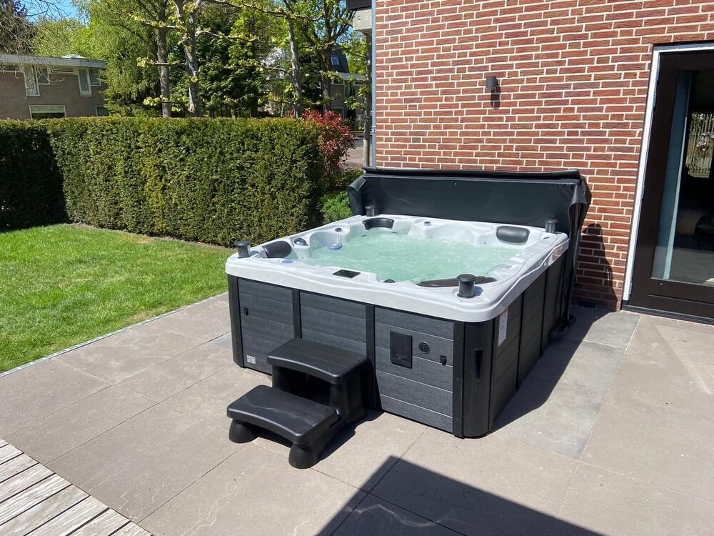 Uw jacuzzi-ruimte inrichten: tips voor sfeer en comfort